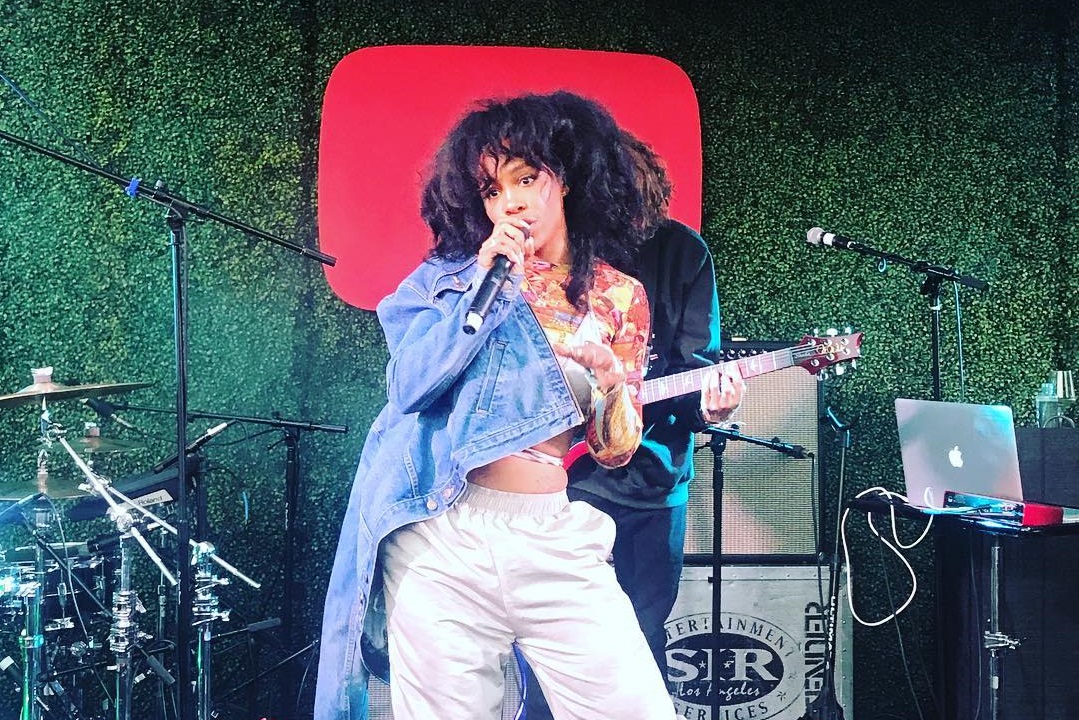 SZA Performs 'Drew Barrymore' And More At Pre-BET Warm Up Concert